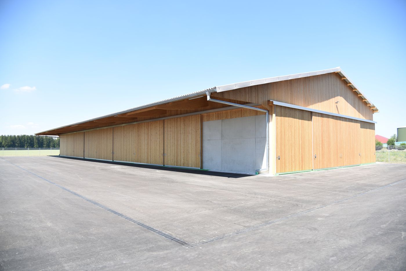 Holzhalle mit Dachflächen-Photovoltaik